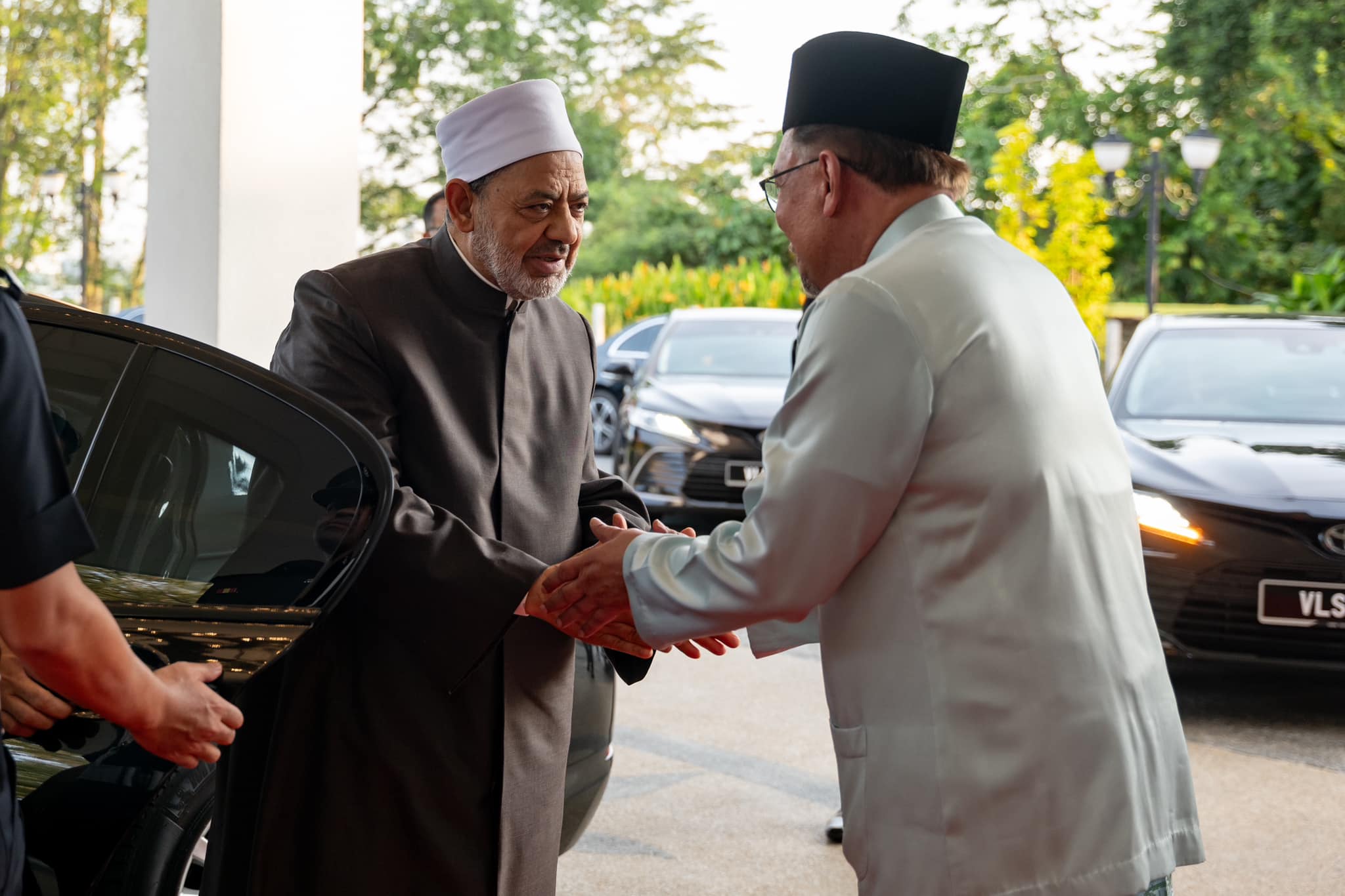Anwar received a courtesy visit from Sheikh Al-Azhar – Voice Of Malaysia